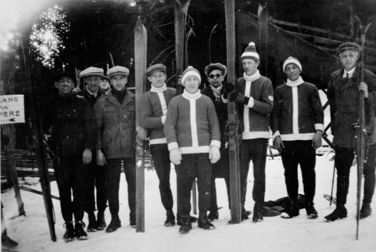 Gruppe skihoppere, Furubergbakken, Furnes, Ringsaker. Nummer 4 av ...