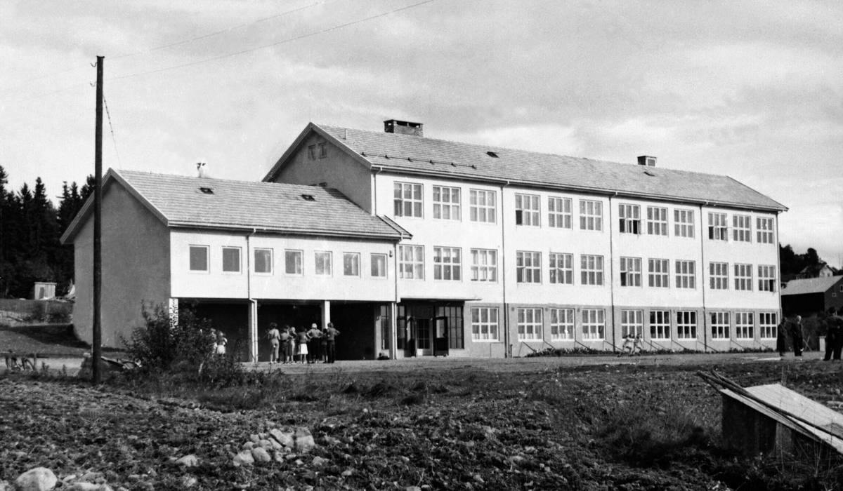 Kylstad skole, Furnes, Ringsaker. Den nye skolen som ble innviet i 1952 ...