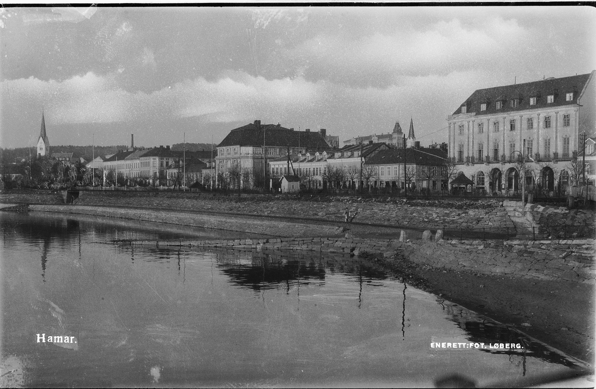 Bebyggelse i Strandgata, Hamar. Sett fra Mjøsa, jernbanebrygga. - Anno ...