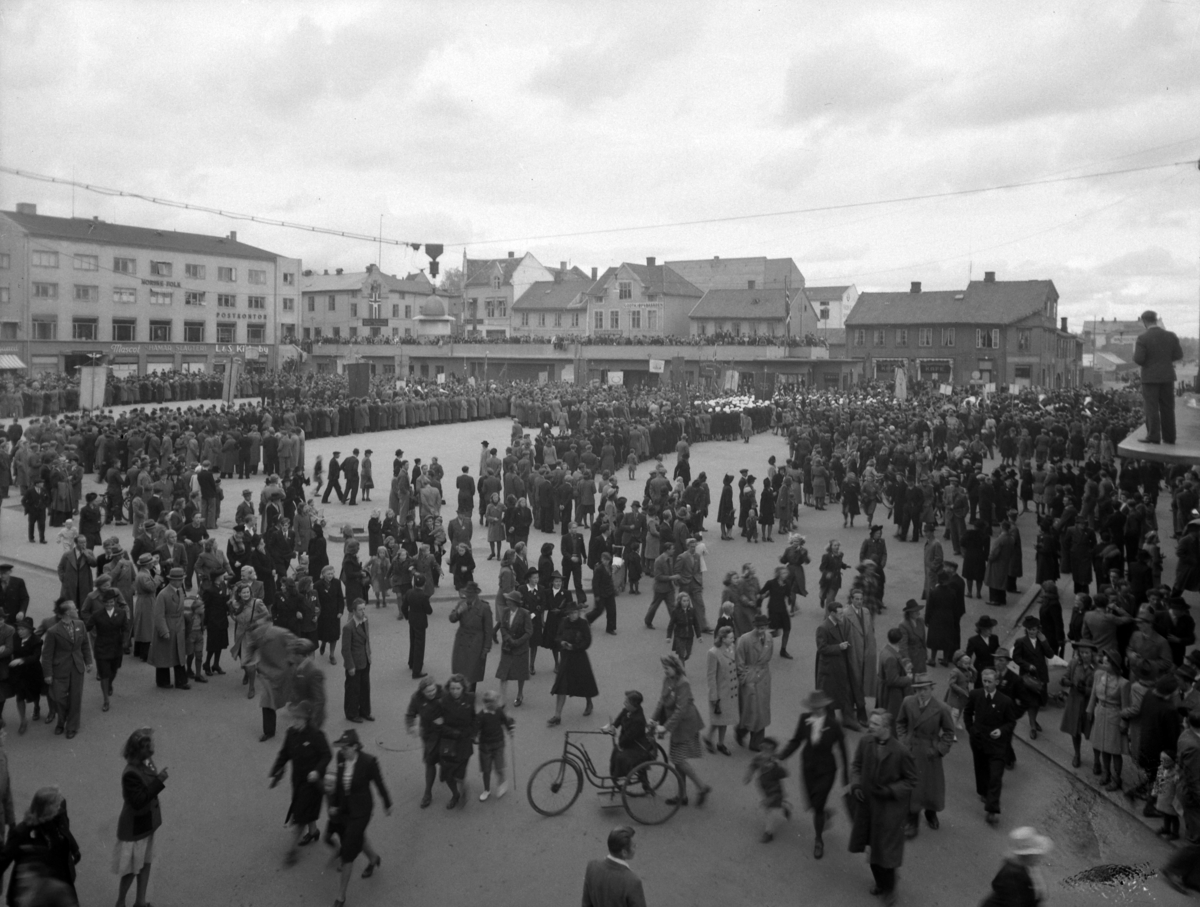 1. MAI 1946, STORTORGET, ØSTRE TORG, MYE FOLK, HAMAR. - Anno ...