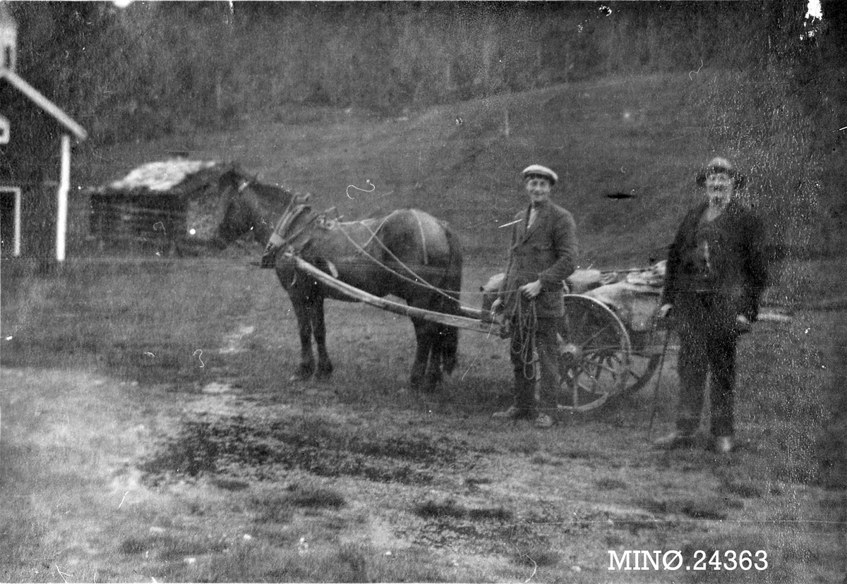 Menn med hest og vogn. - Anno Musea i Nord-Østerdalen / DigitaltMuseum