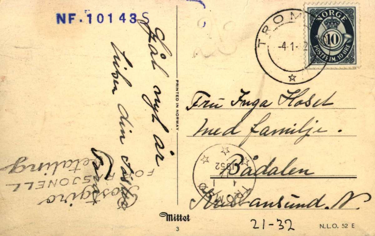 Julekort. Nyttårshilsen. Tre småbarn med nisseluer i en seng. Motivet ...