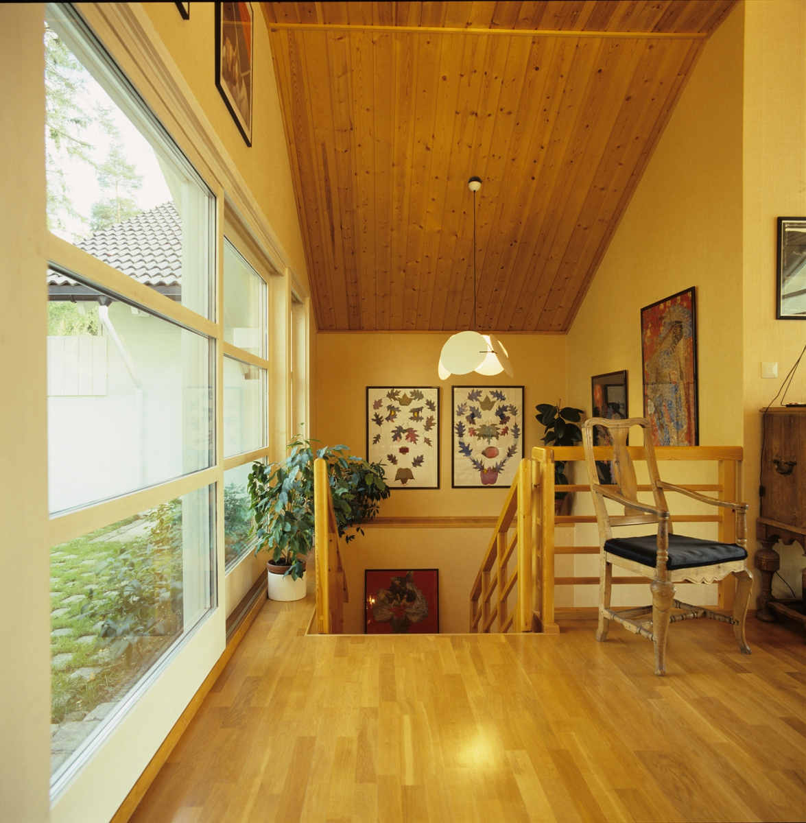 Hall med skyvedør til atrium og trapp ned til hovedplan, i kjedet hus ...