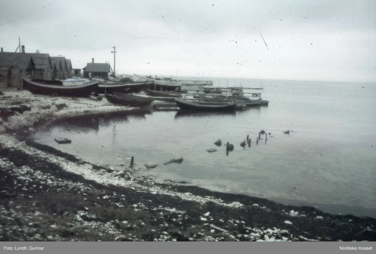 Strand. Brygga. Båtar. Sjöbodar. - Nordiska museet / DigitaltMuseum