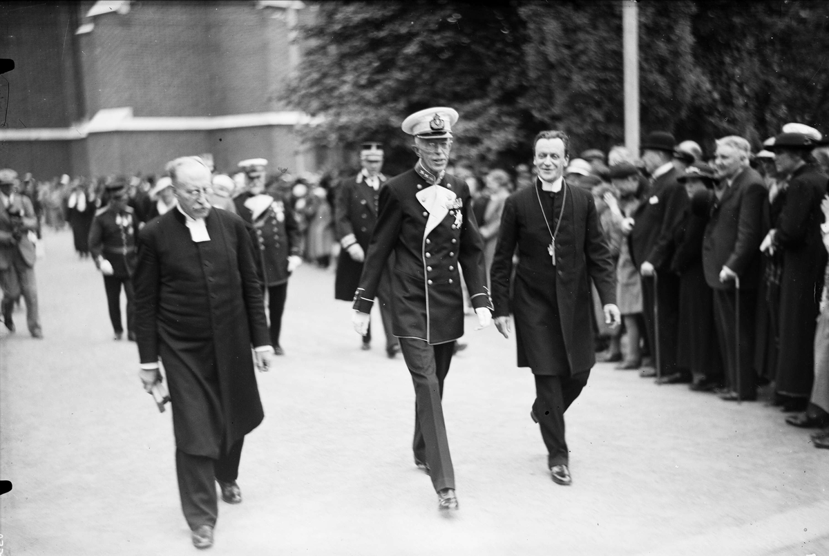 Kung Gustav V och ärkebiskop Erling Eidem på väg från Uppsala domkyrka ...