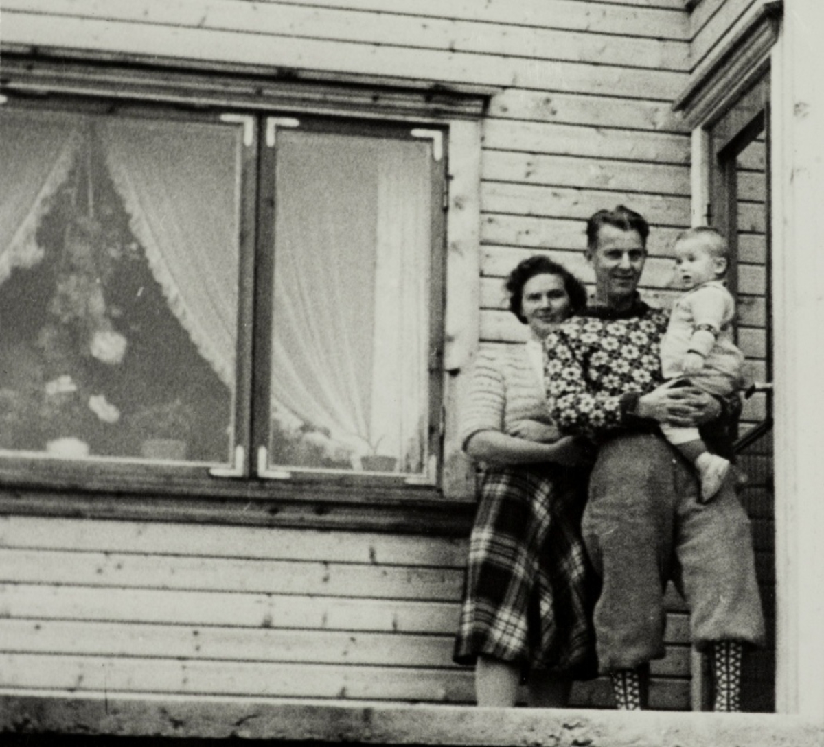 Familie til Johannes Rasmussen foran inngangen til sitt hus - Jærmuseet ...