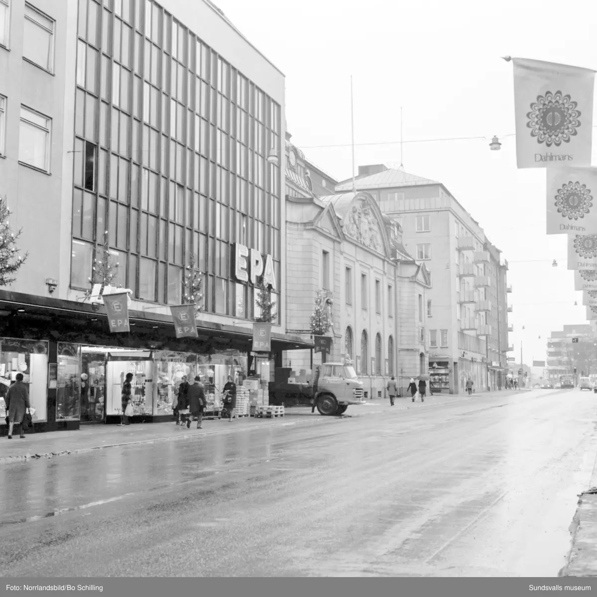 Kvarteret Penningen med gamla badhuset och museet ur olika vinklar och ...