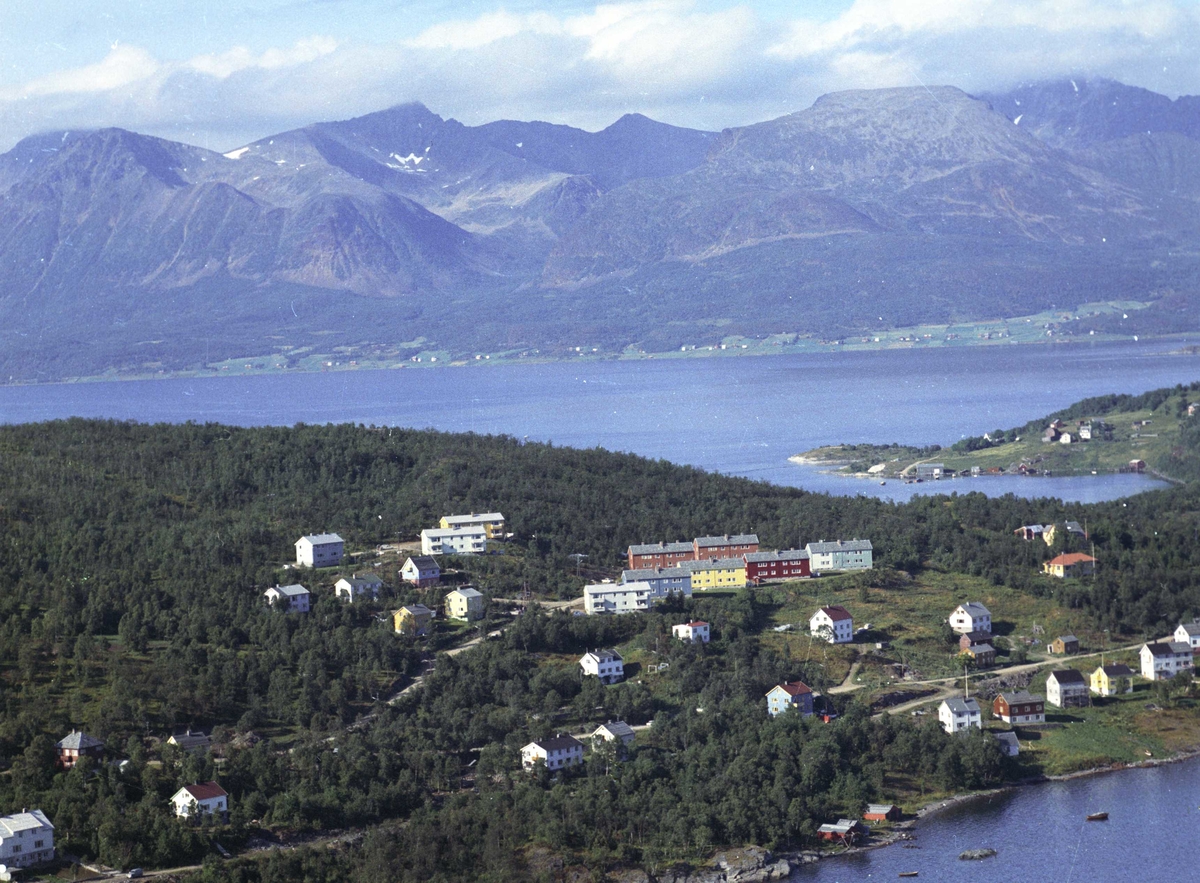 Flyfoto av Trondenes. - Sør-Troms Museum / DigitaltMuseum