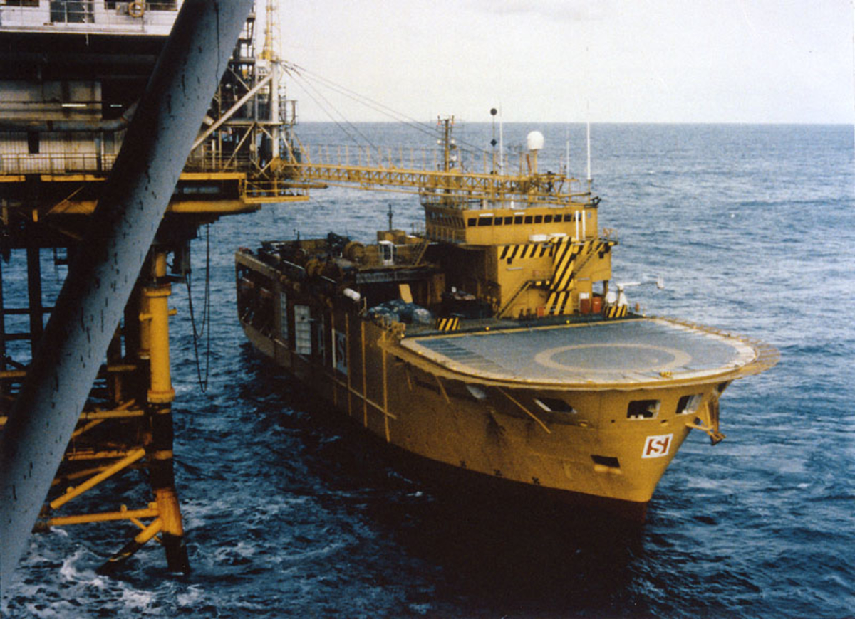 Seaway Harrier i arbeid på Ekofisk. Seaway Harrier avløste Seaway ...