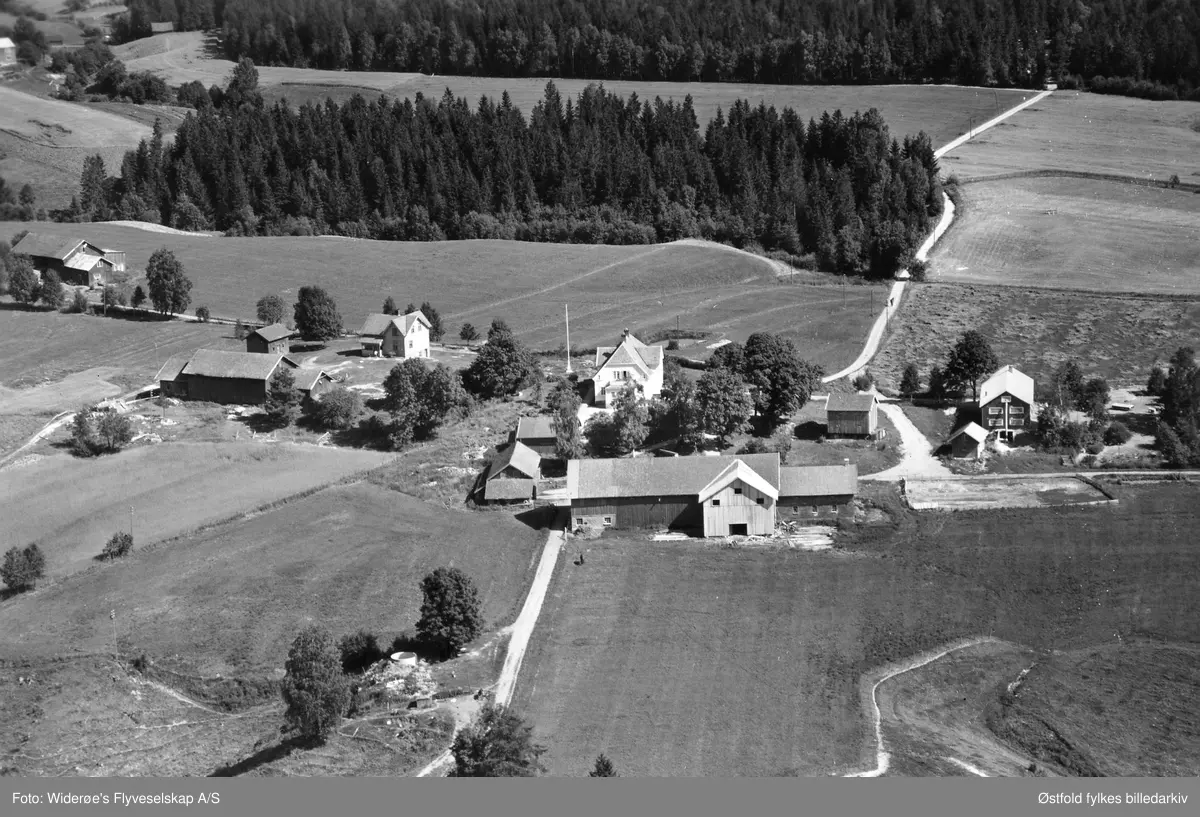 Flyfoto av gården Kjeserud i Eidsberg 1950. - Østfold fylkes ...