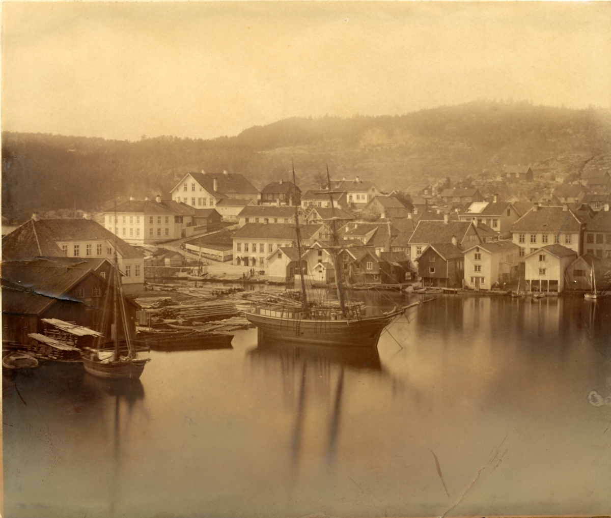 Brevik indre havn med Jørgen Chrysties gård til venstre. Jakten ...