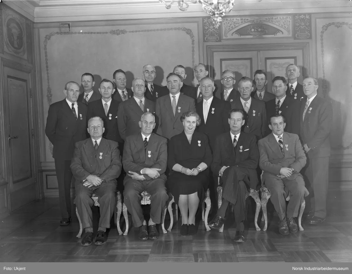 Gruppebilde fra utdeling av Norges Vels Medalje på Admini. - Norsk ...