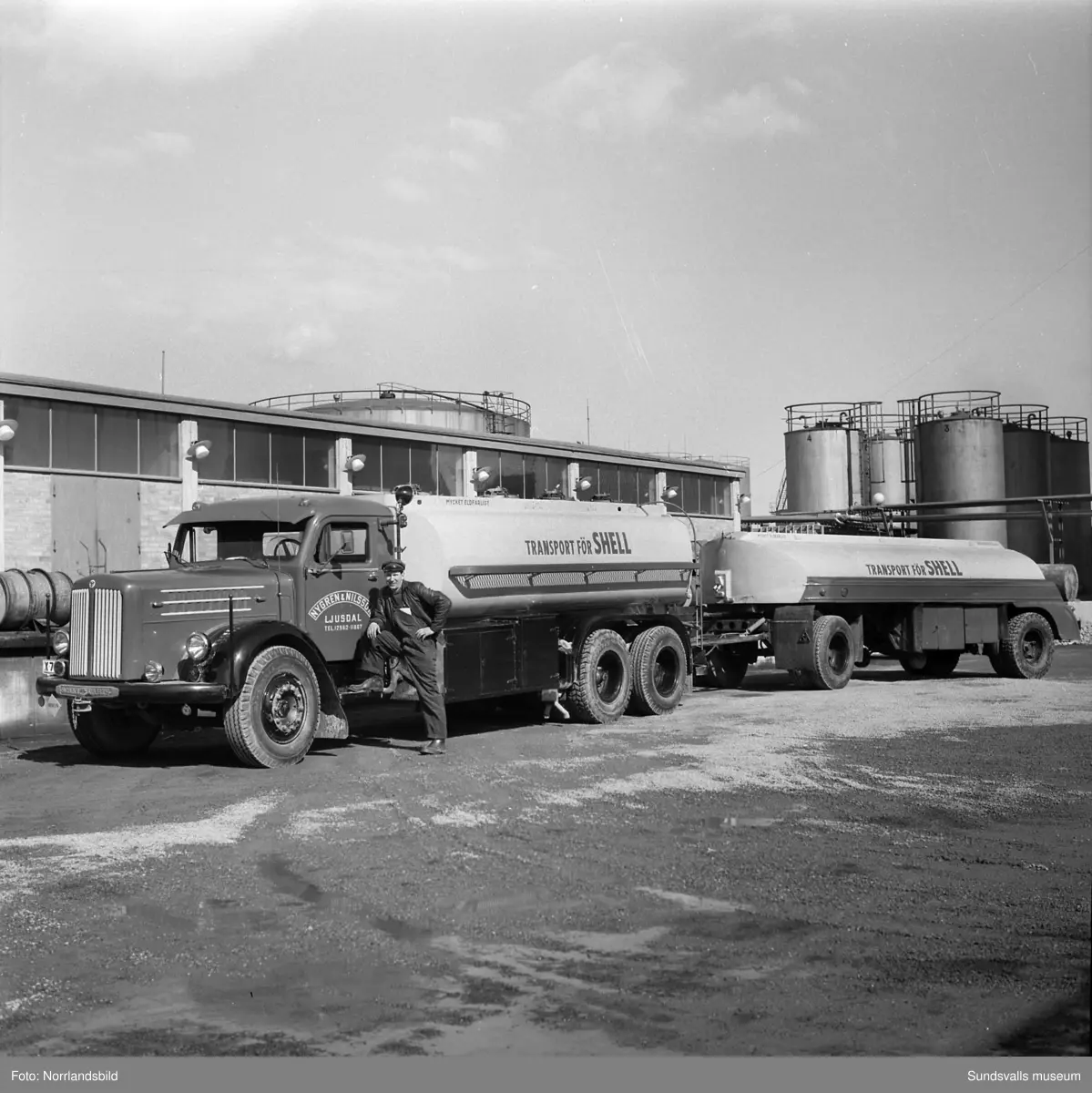 Shell tankbil vid oljehamnen. - Sundsvalls museum / DigitaltMuseum