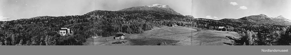 Heggmoen. Til høyre sees kraftstasjonen. - Nordlandsmuseet / DigitaltMuseum