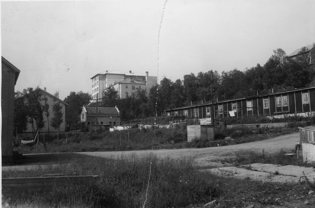 Bygningen til venstre i bildet tilhørte Jernbanen og kaltes "Gamle ...