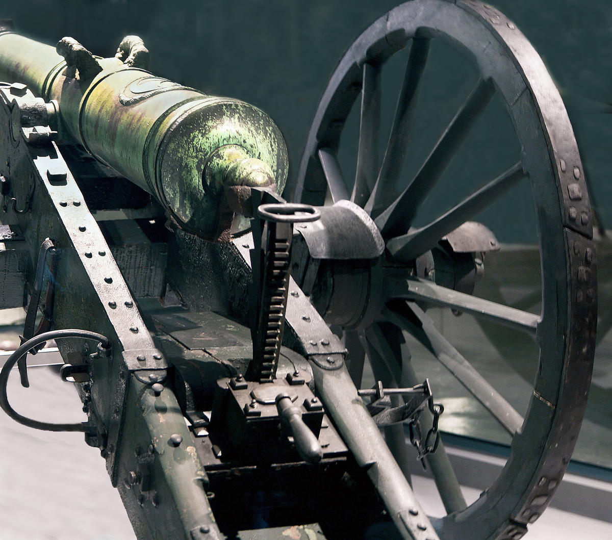 Fra sverd til stridsvogn - Glomdalsmuseet