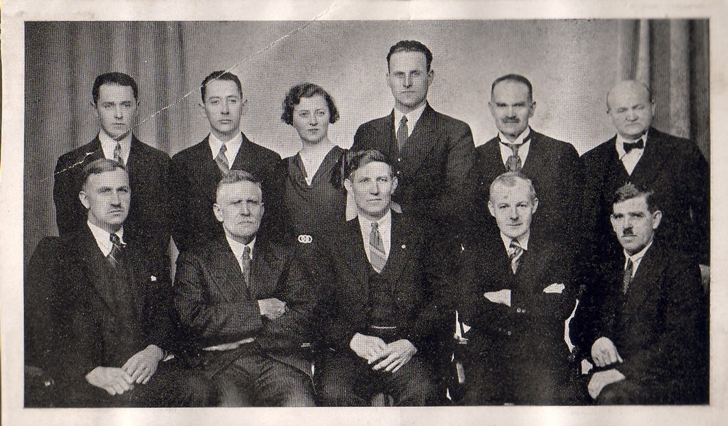 Styre og ansette på Undheim Handelslag. Framme frå venstre Arne Undheim ...