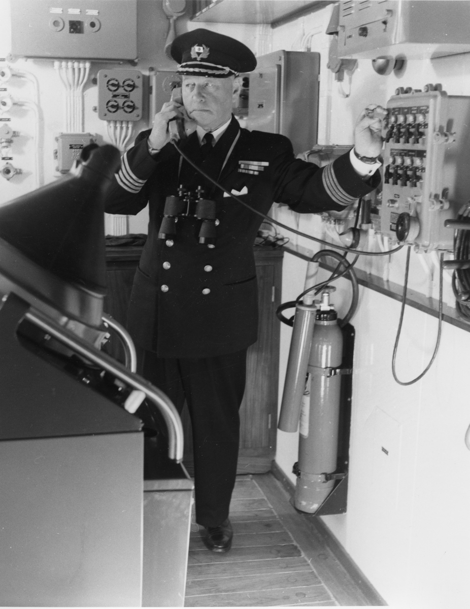 Kapten ombord på fartyg vid Svenska Amerika Linien. - Tekniska museet ...