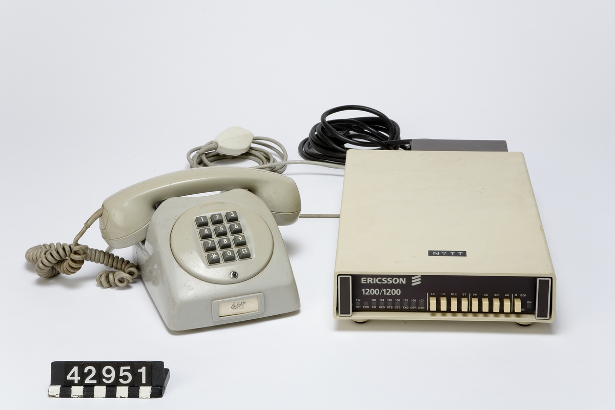 Modem med telefon - Tekniska museet / DigitaltMuseum