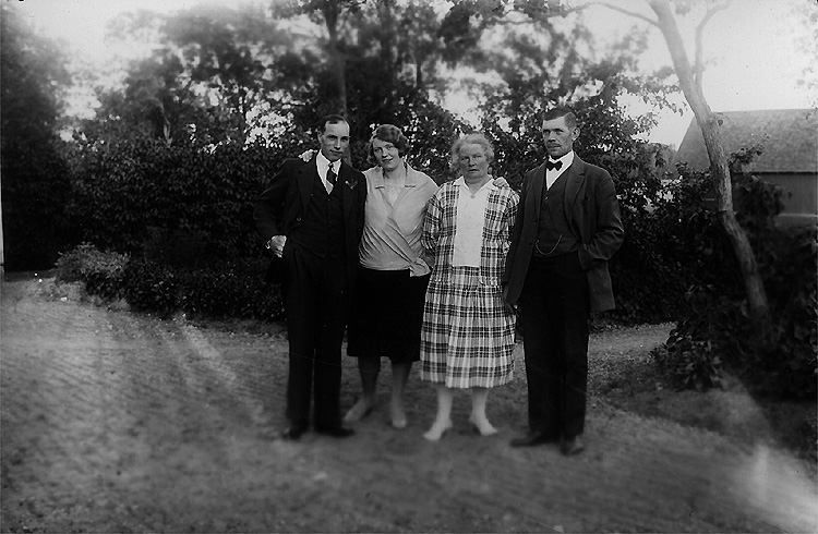 Två par. Från höger: David Ljung med fru Hedda, dottern Helmy med make ...