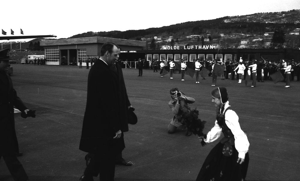 Lufthavn/Flyplass. Molde. Passasjerer blir mottatt av fotograf og ...