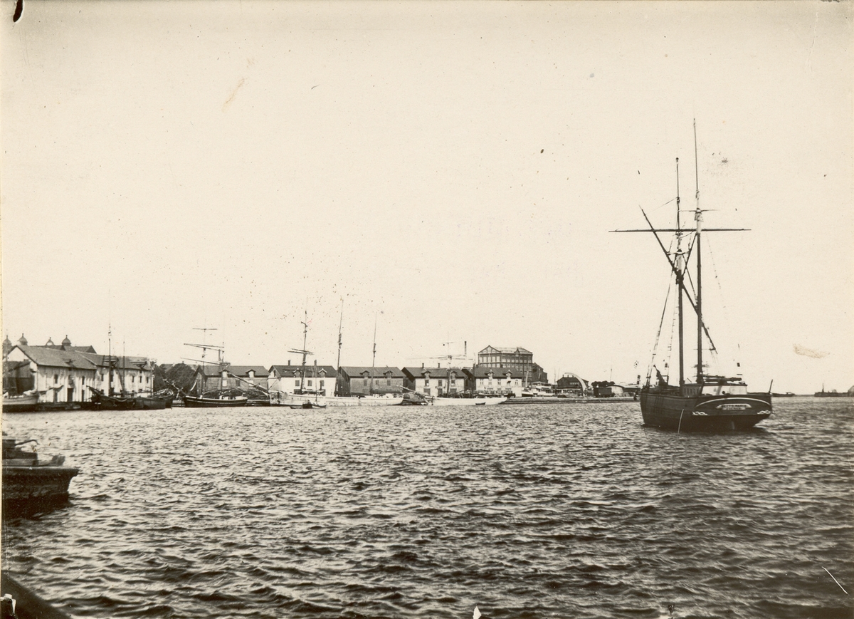 Kalmar hamn med skonerten Betty Maria från Djursvik, registrerad i ...