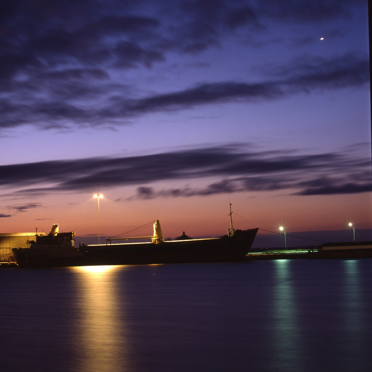 Lastfartyg i Kalmar hamn. - Kalmar läns museum / DigitaltMuseum