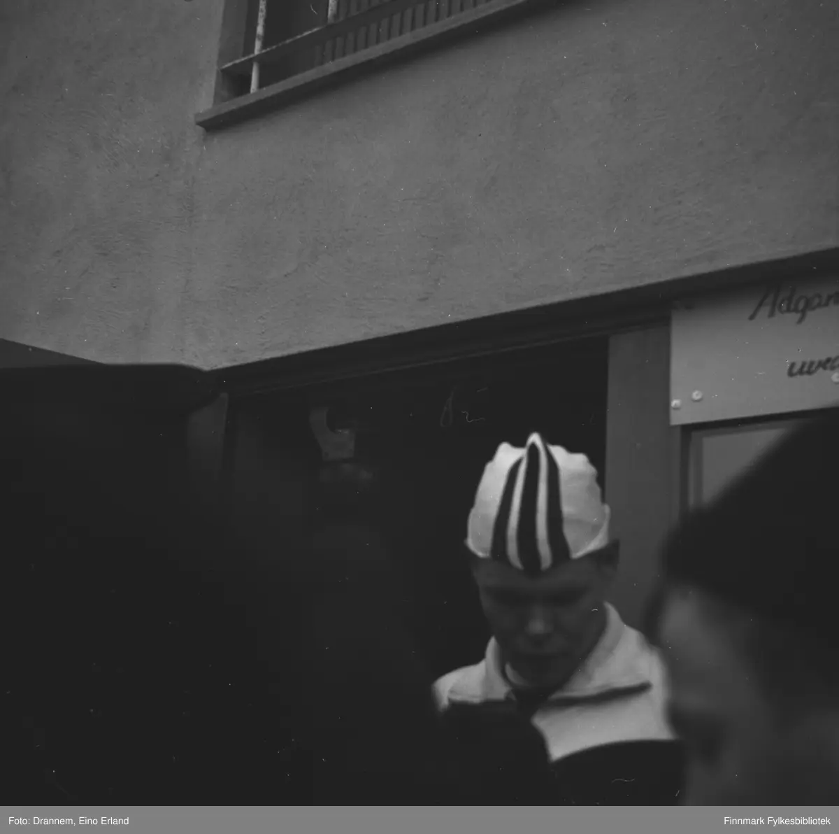 Skøyteløperen Per Ivar Moe står inntil en vegg med endel mennesker ...