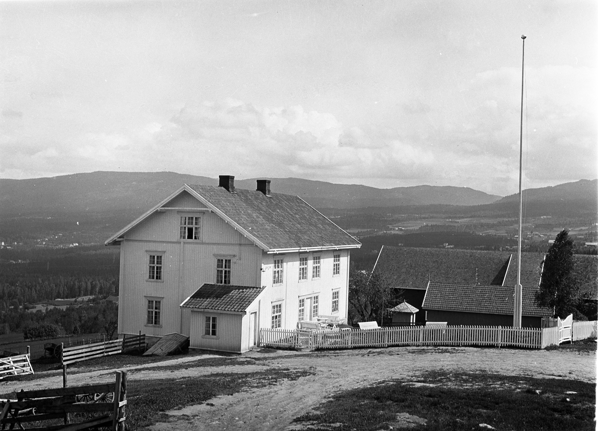 Gården Ovren (Østre) i Lensbygda/Øverskreien, Østre Toten. Tre bilder ...
