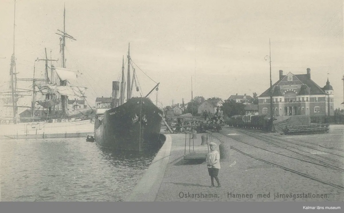 Oskarshamns hamn med järnvägsstation - Kalmar läns museum / DigitaltMuseum