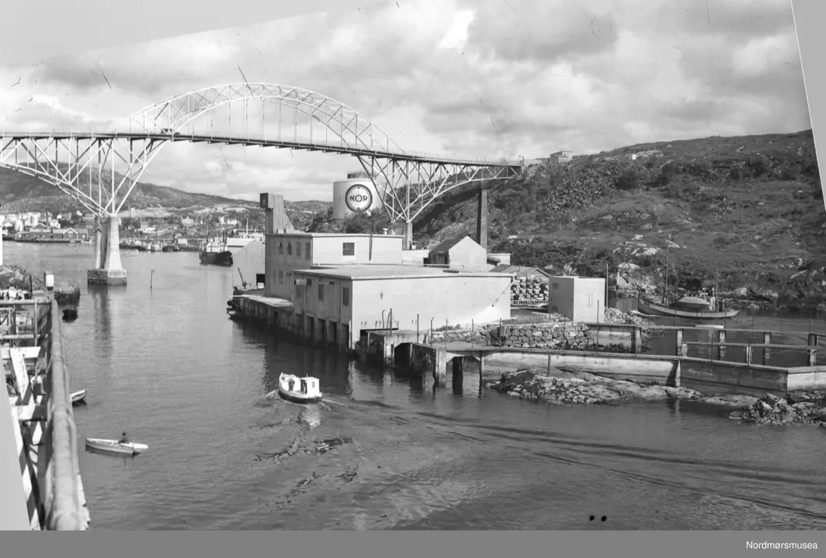 Peter Storvik: Vi ser Nordholmen, midt i Nordsundet i Kristiansund, med båter som passere i ...