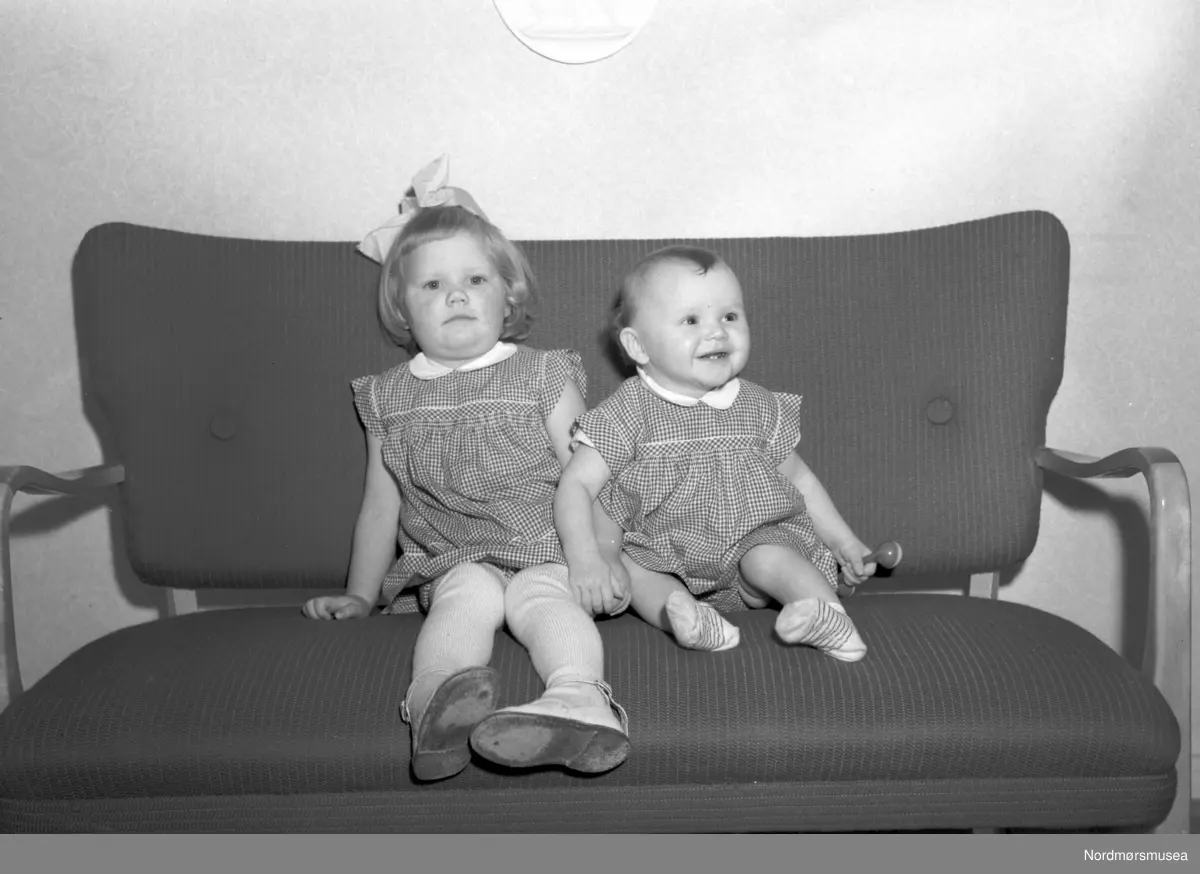 Foto av to jenter. Fra Nordmøre Museum sin fotosamling, Williamsarkivet ...