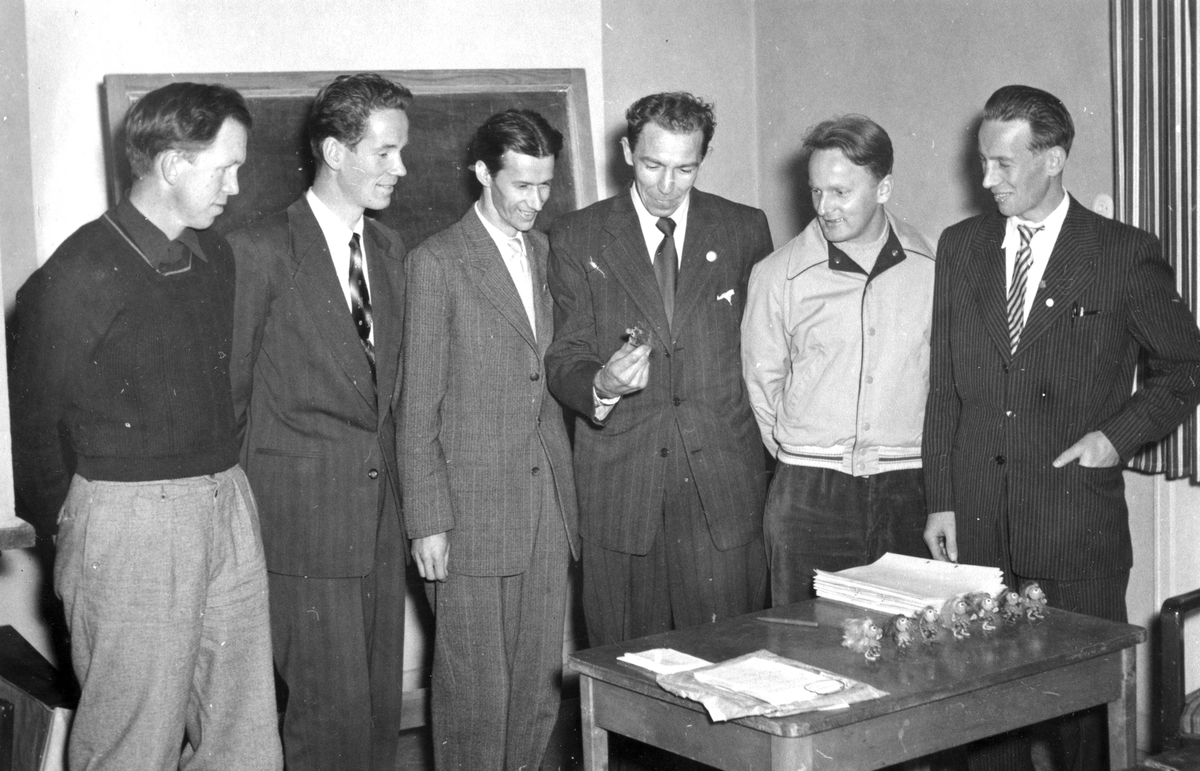 Information om ett litet troll. Tredje man från vänster Åke Nordin ...