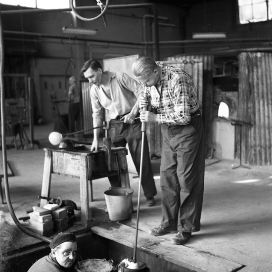 Pukebergs glasbruk. 1957. Glasbläsning i form i hyttan. - Kulturparken ...