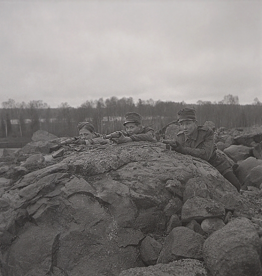 Hemvärnet. 20/4, 1941. Några tonårspojkar i hemvärnsuniform ligger på ...