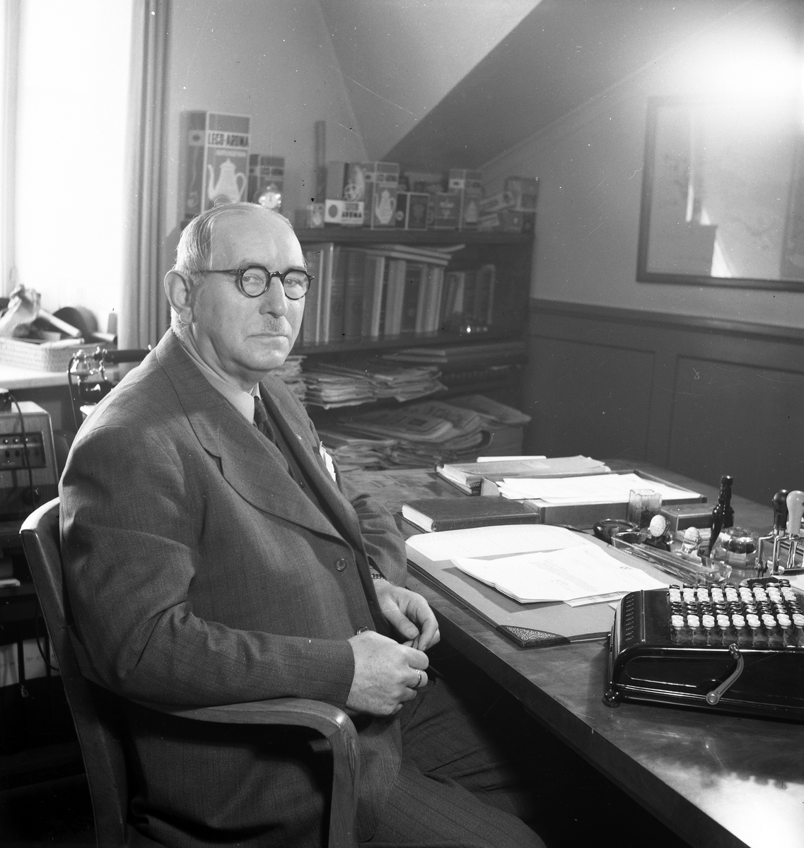 Man på kontor. Juni 1945. Ericsson Ludvig & Co, Norra Skeppsbron 3 ...