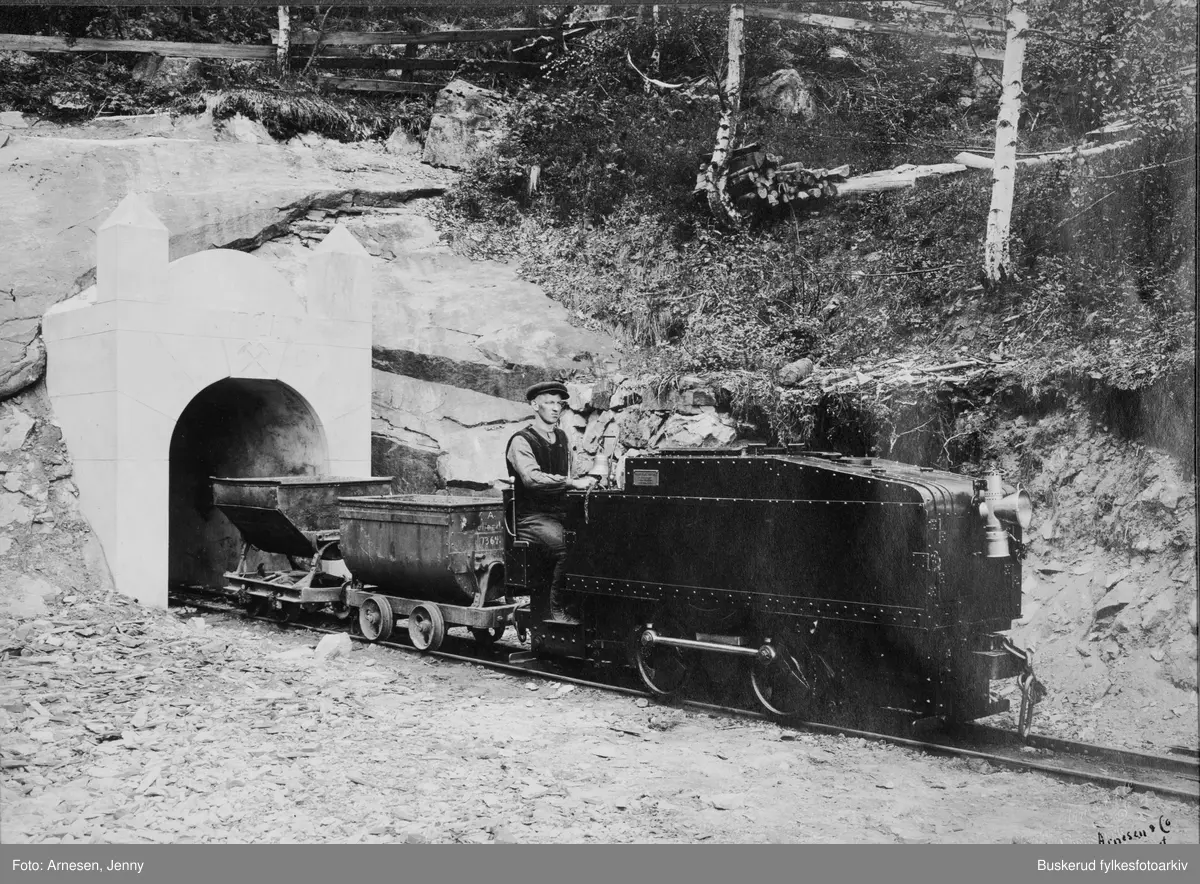 Kongsberg Sølvverk Inngangen Underbergstollen, gruvetoget som går inn ...