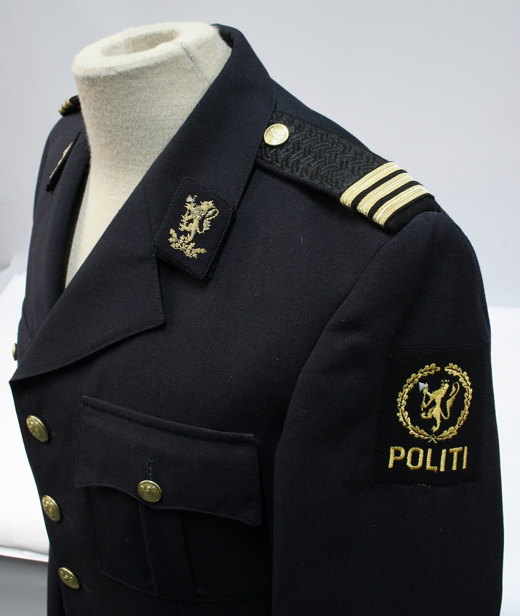 Politiuniform M/1963 - Justismuseet / DigitaltMuseum