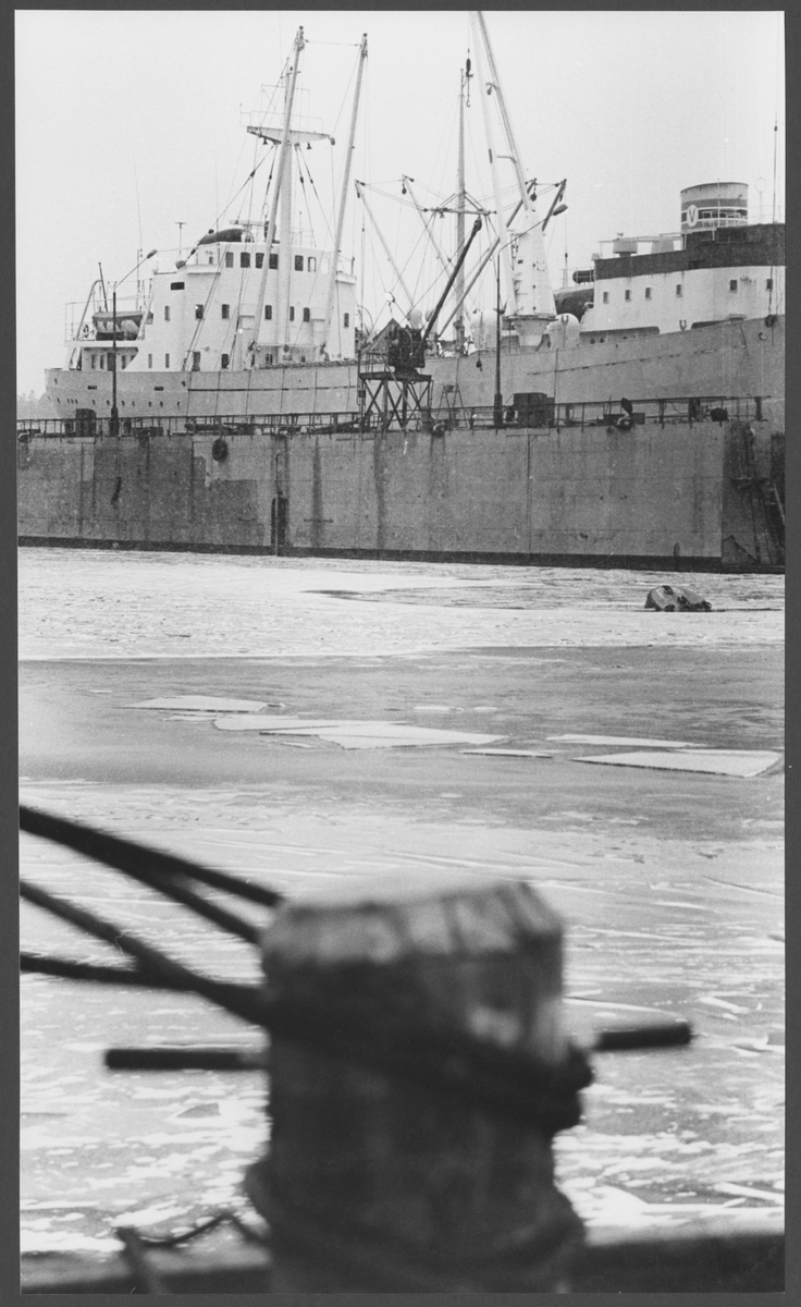 Ekensbergs varv 1970; pollare på brygga. I bakgrunden i lilla dockan ...