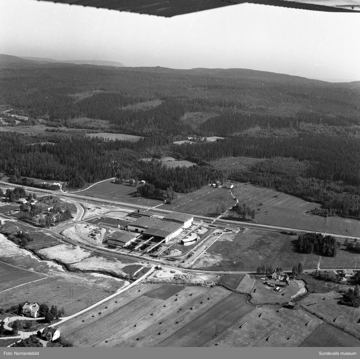 Flygfoton över Mohögs Mekaniska verkstad i Töva. - Sundsvalls museum ...