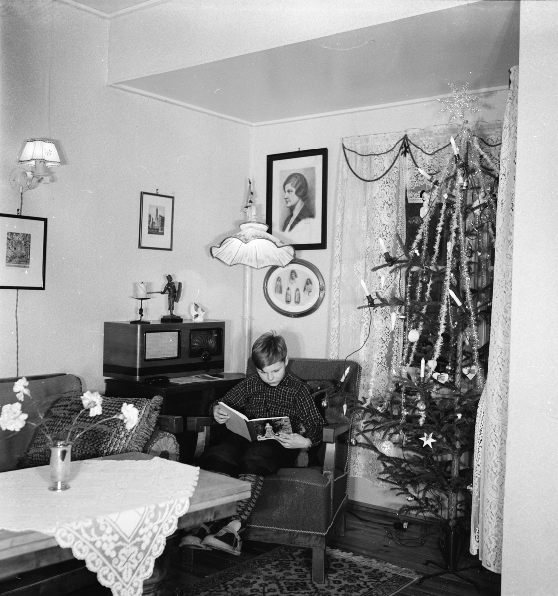 Gut sit i stolen og les på julaften i ein heim i Odda - Kraftmuseet ...