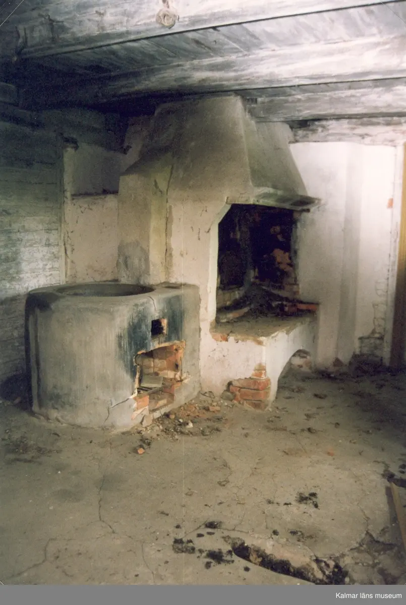 Interiör brygghus - skorsten & spis med tvättgryta och vattenränna i ...