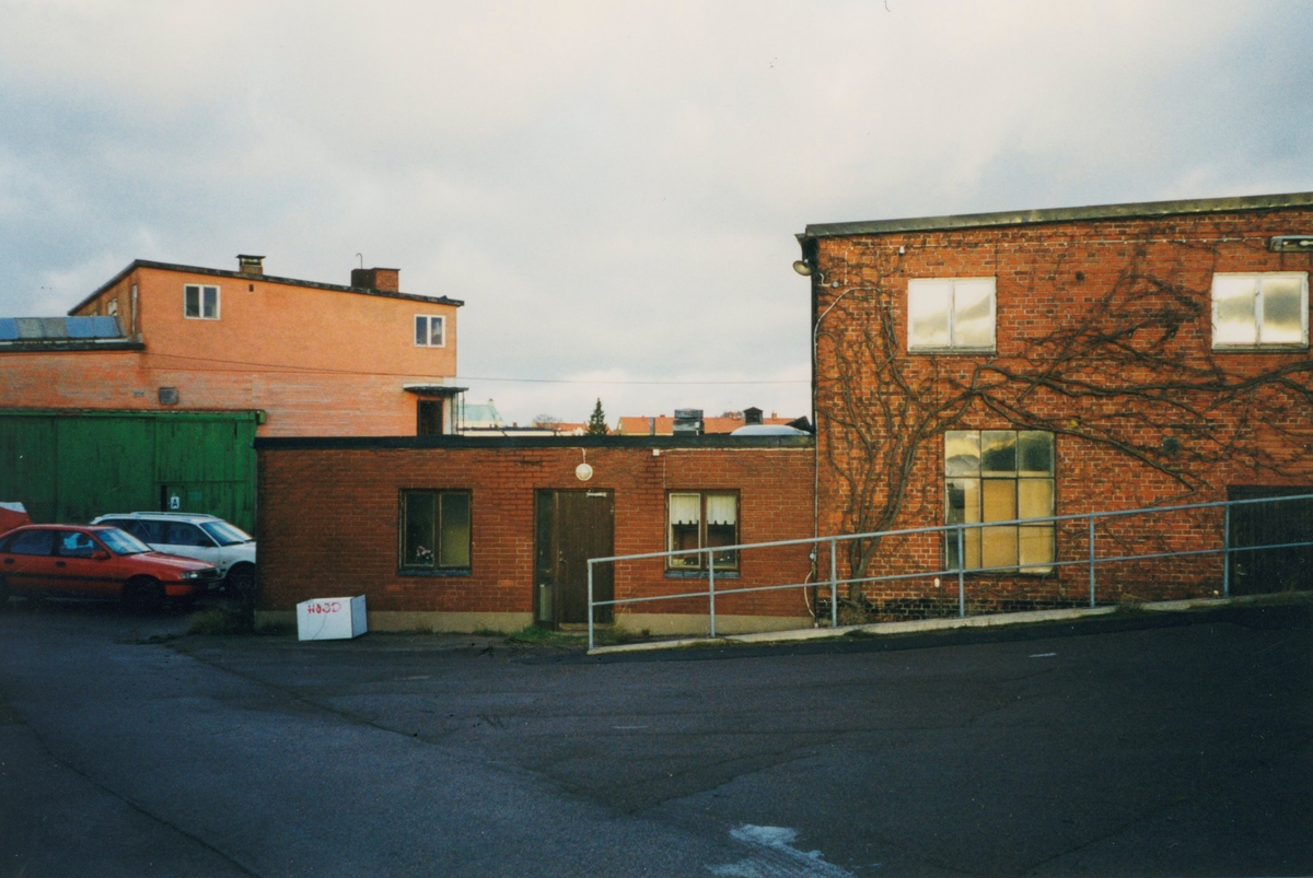 Kalmar varv. Maskinverkstad och förmanskontor. Bakom bilarna ses nya ...