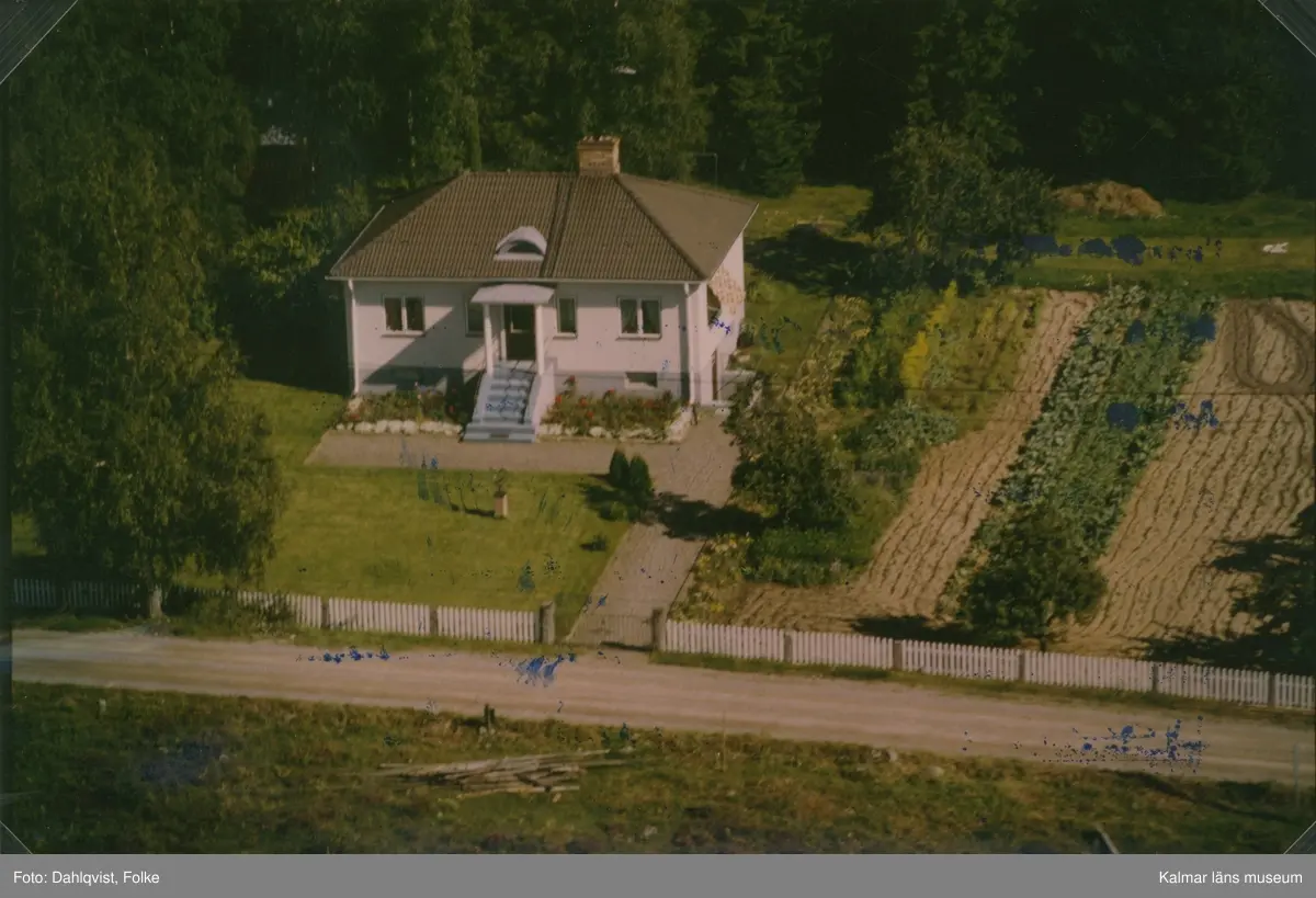 Bostadshus med valmtak och trädgårdsland i Ljungby socken. - Kalmar ...