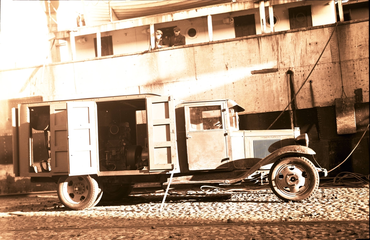 Kalmar hamns nya portabla "verkstad". Fartyg som servas i Kalmar hamn ...