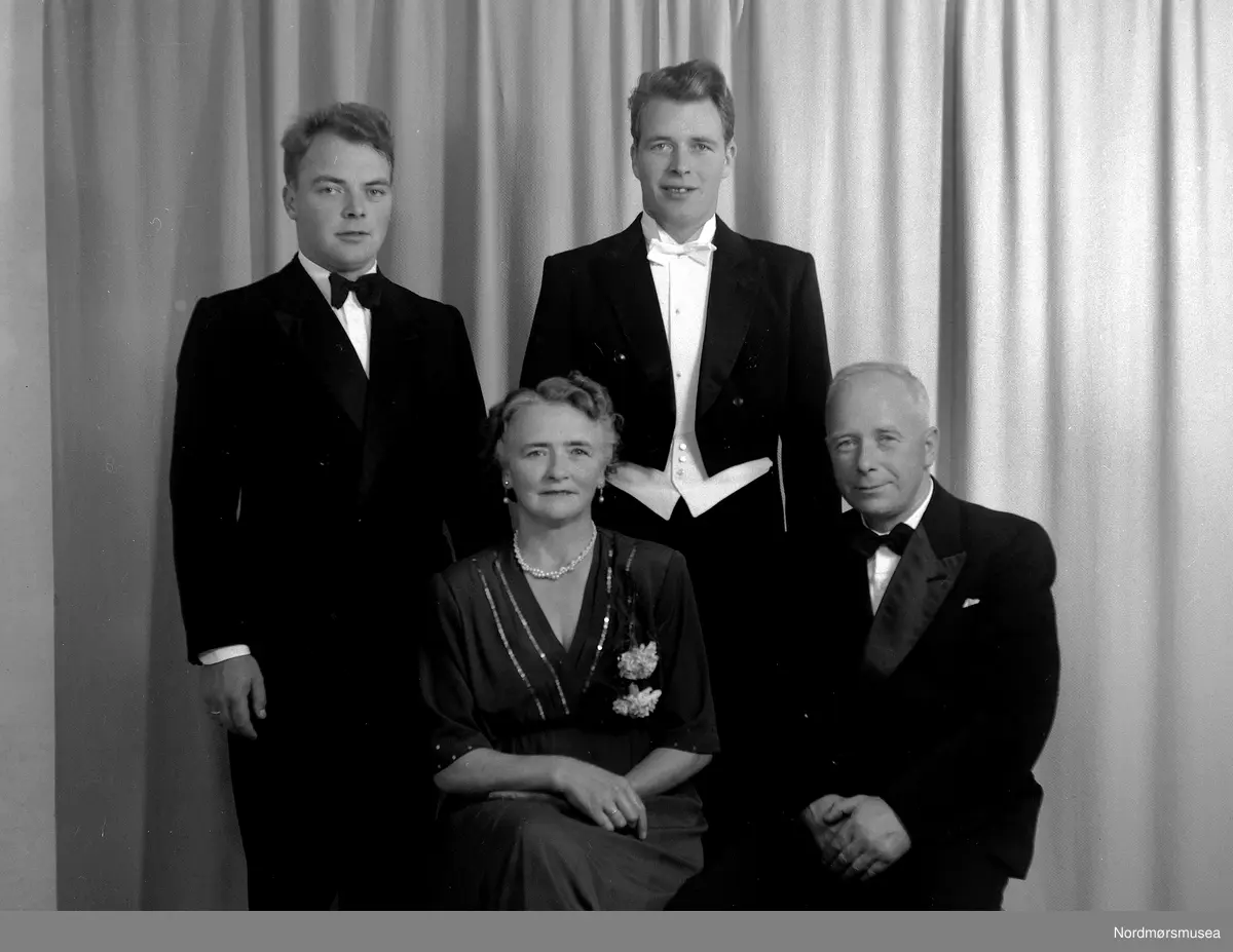Olav Hansen med familie. Fra Nordmøre museums fotosamlinger, Halås ...