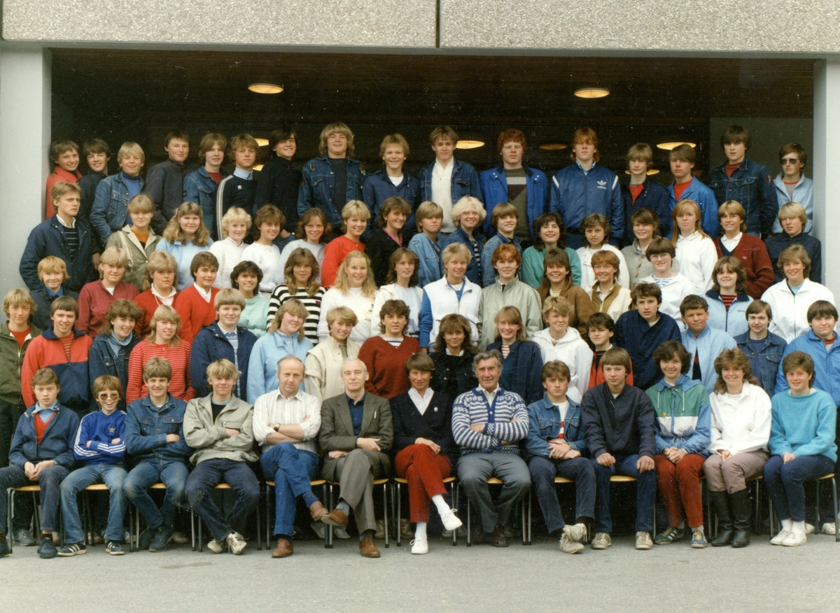 Avgangselevane ved Gol ungdomsskule 1981-1984. 1. rekkje frå v.: Magnar ...