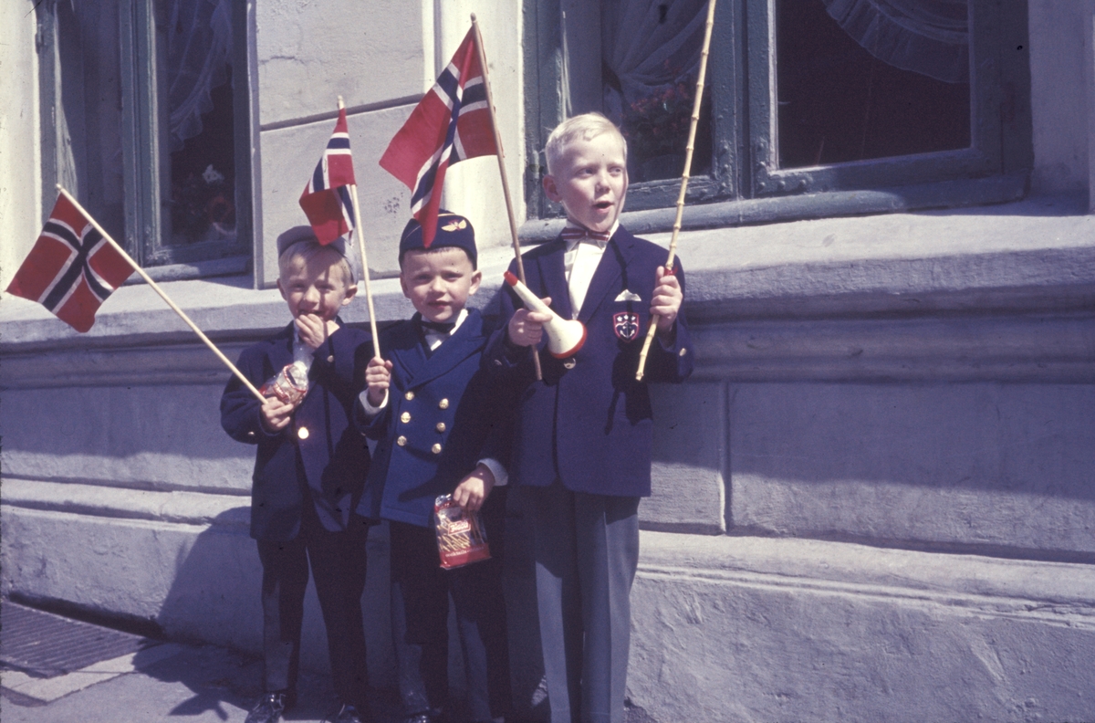 17. mai 1963. Bildet er tatt utenfor stuevinduet til familien Nilsen. I ...