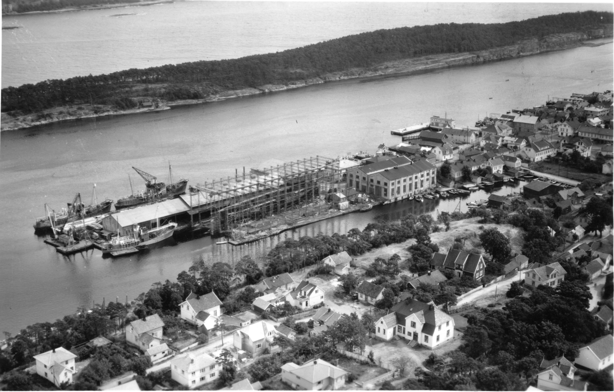 Ulike luftfoto av Langesund Mekaniske Verksted og Langesund sentrum ...