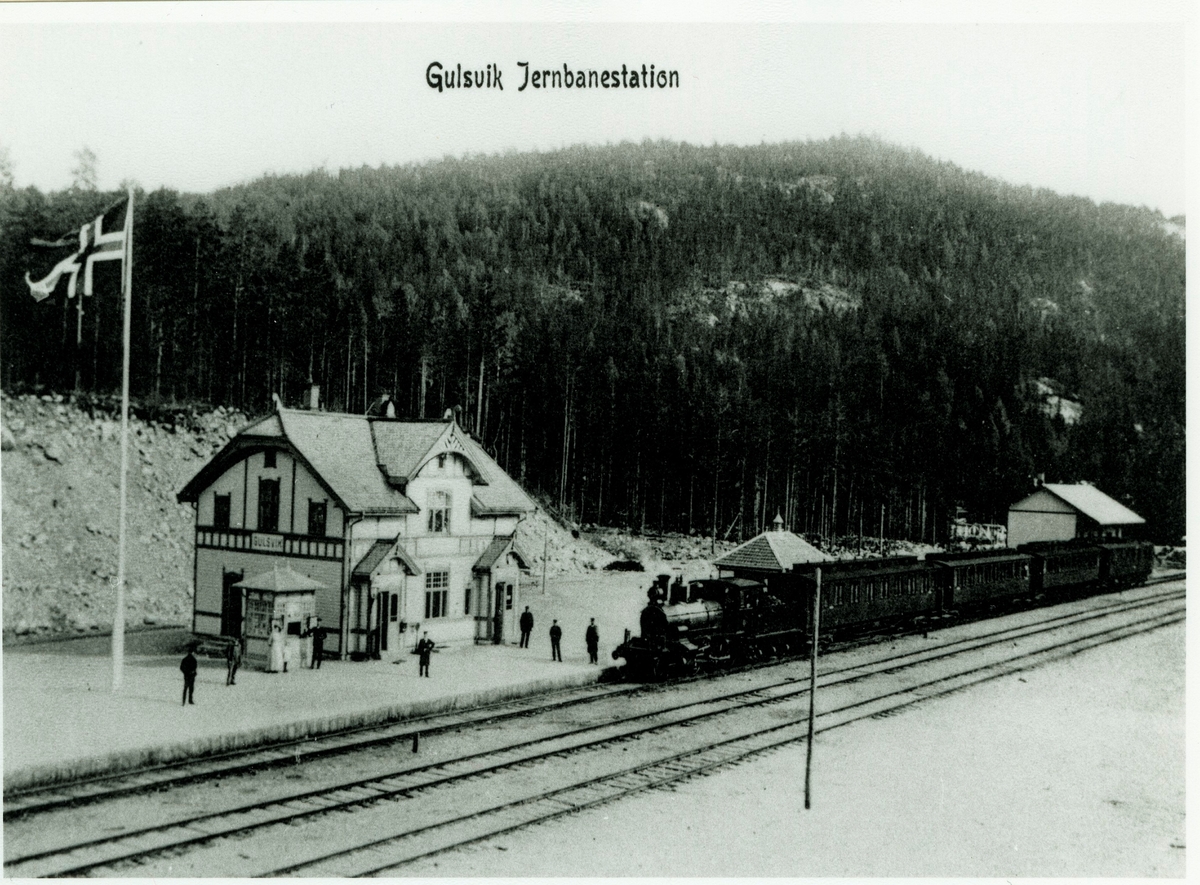 Gulsvik Jernbanestasjon og tog. - Gol bygdearkiv / DigitaltMuseum